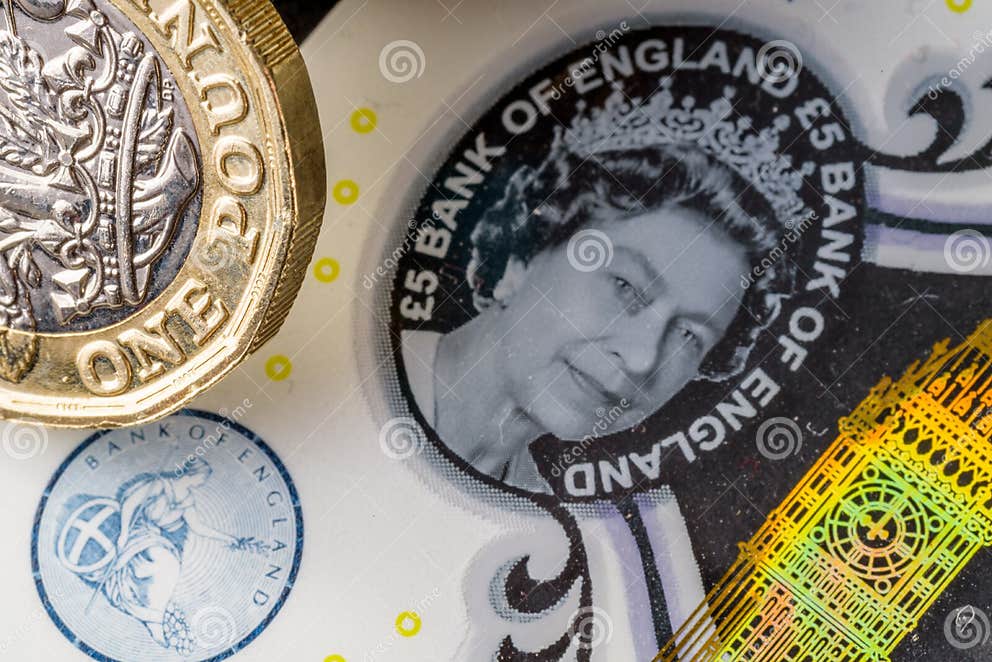 Cinco Libras Esterlinas Novas Da Nota E Uma Moeda De Libra Imagem ...