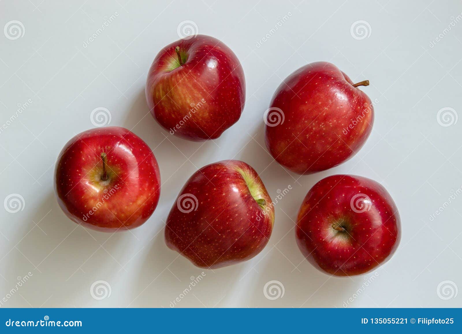Cinco manzanas imagen de archivo. Imagen de fresco, blanco - 135055221