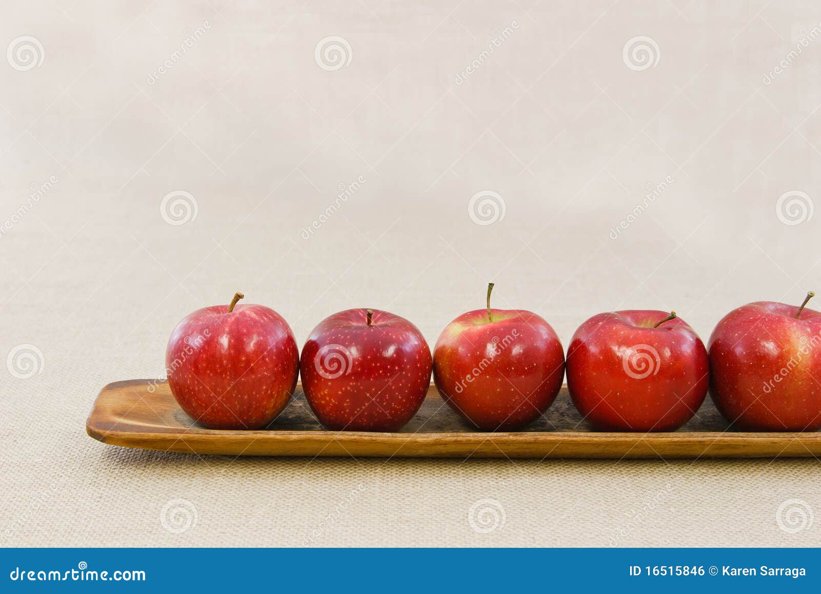 Cinco manzanas en una fila foto de archivo. Imagen de abierto - 16515846