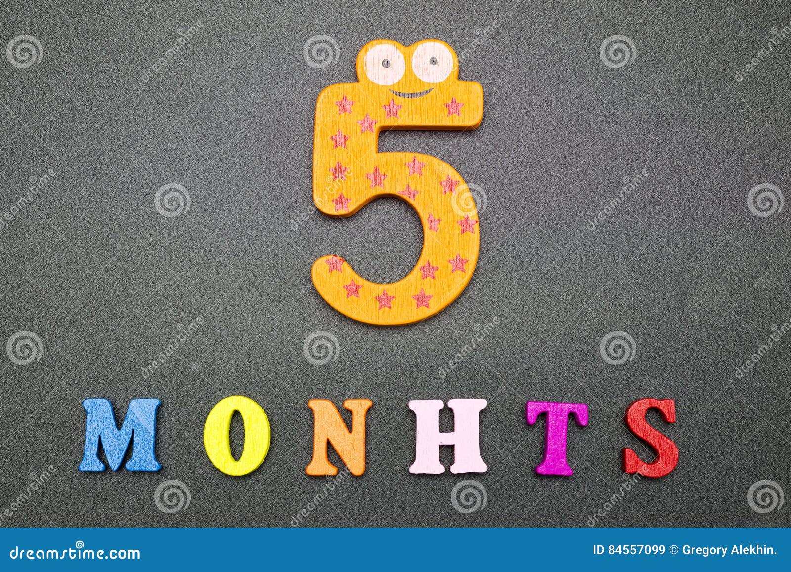 Cinco Meses Em Um Fundo Preto Imagem de Stock - Imagem de letras, cinco ...