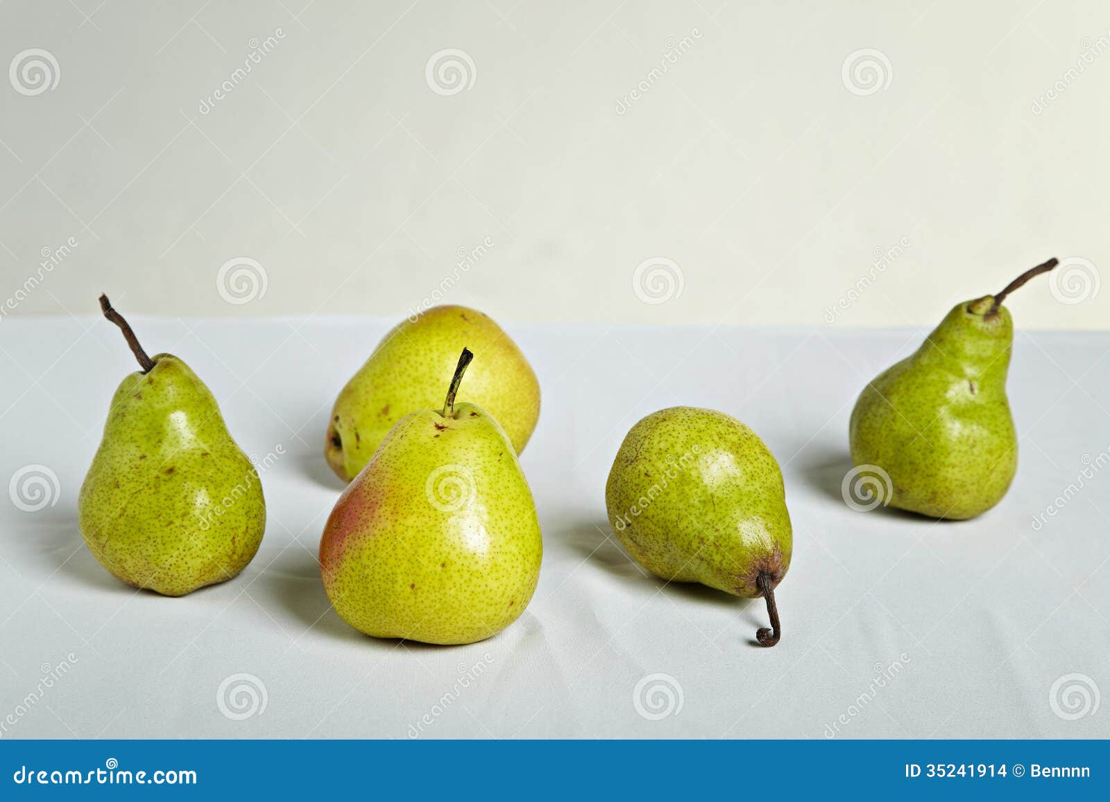 Cinco peras foto de stock. Imagem de ninguém, verde, lanche - 35241914
