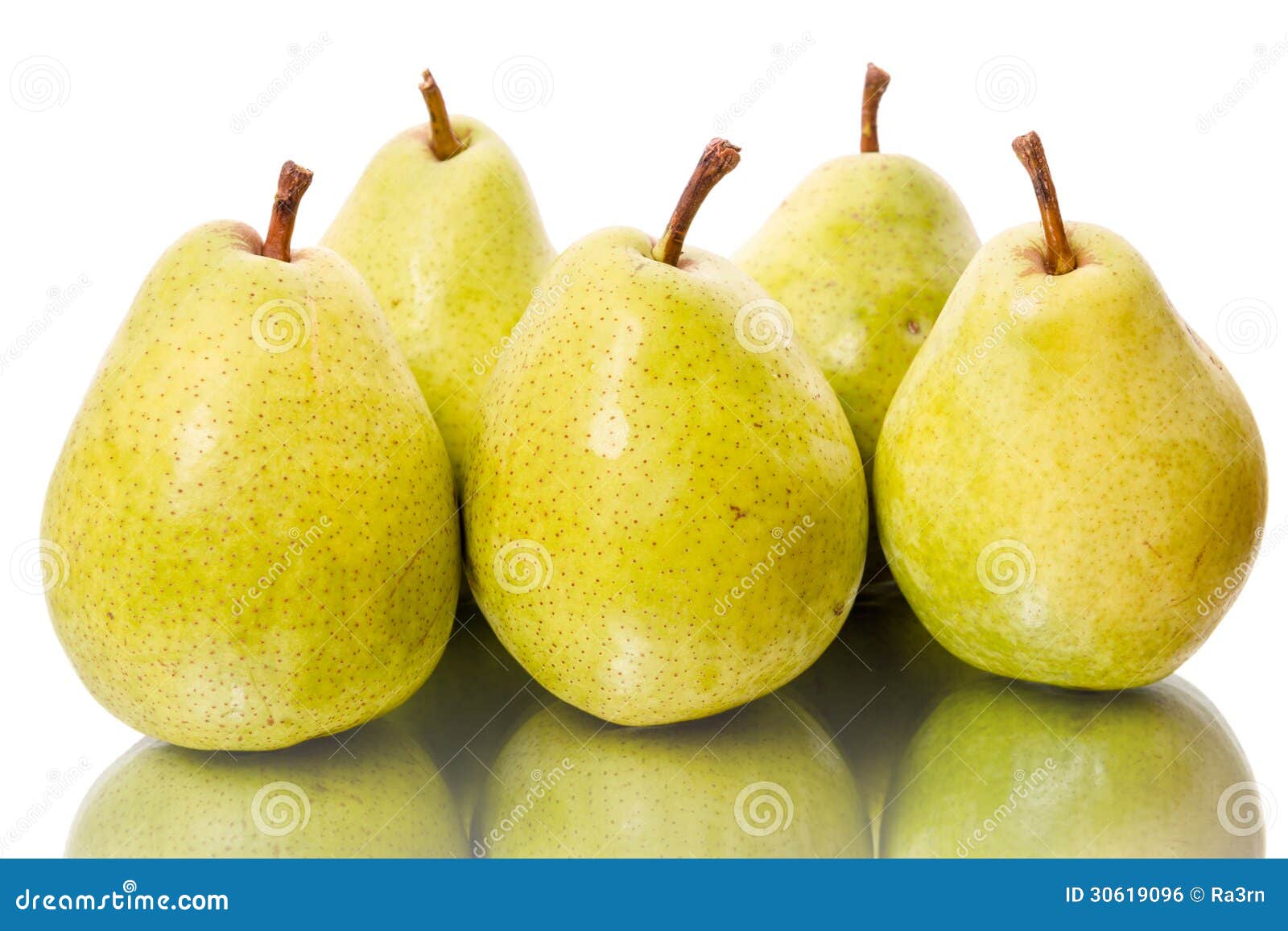 Cinco peras maduras foto de archivo. Imagen de blanco - 30619096