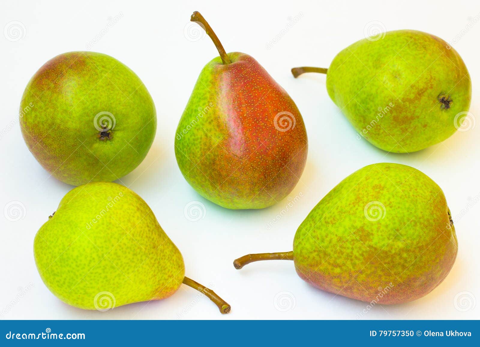 Cinco Peras Maduras Em Um Fundo Branco Foto de Stock - Imagem de verde ...