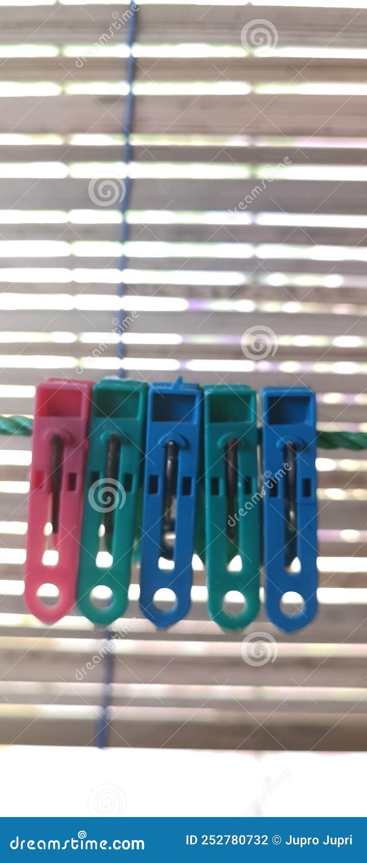 Cinco Pines De Ropa En El Tendedero Foto de archivo - Imagen de cinco ...