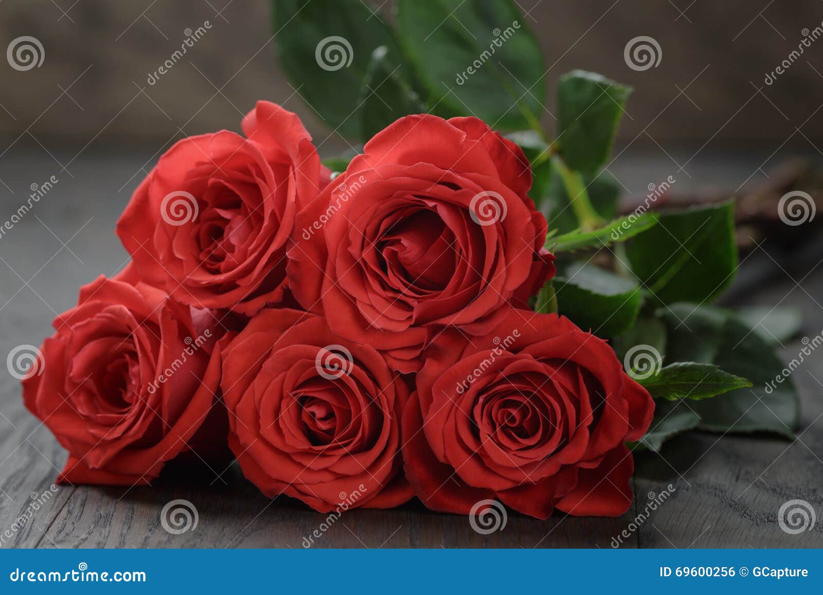 Cinco Rosas Rojas En La Tabla De Madera Foto de archivo - Imagen de ...