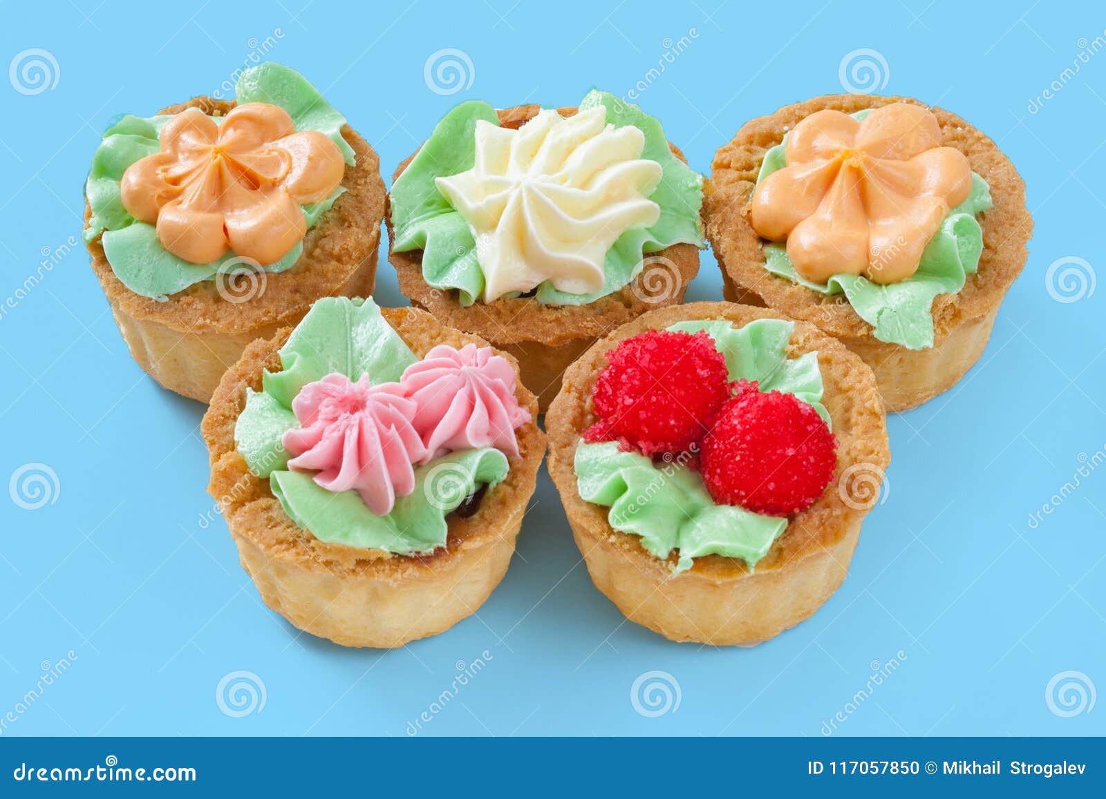 Cinco Tortas Con Crema En El Top Foto de archivo - Imagen de rojo, azul ...