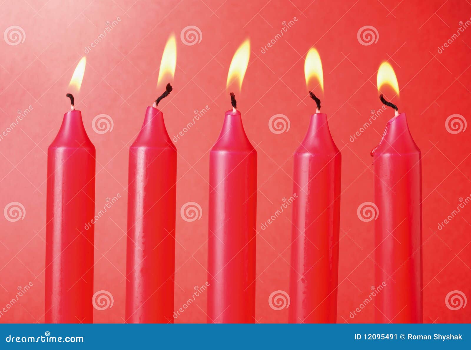 Cinco velas rojas imagen de archivo. Imagen de apacible - 12095491