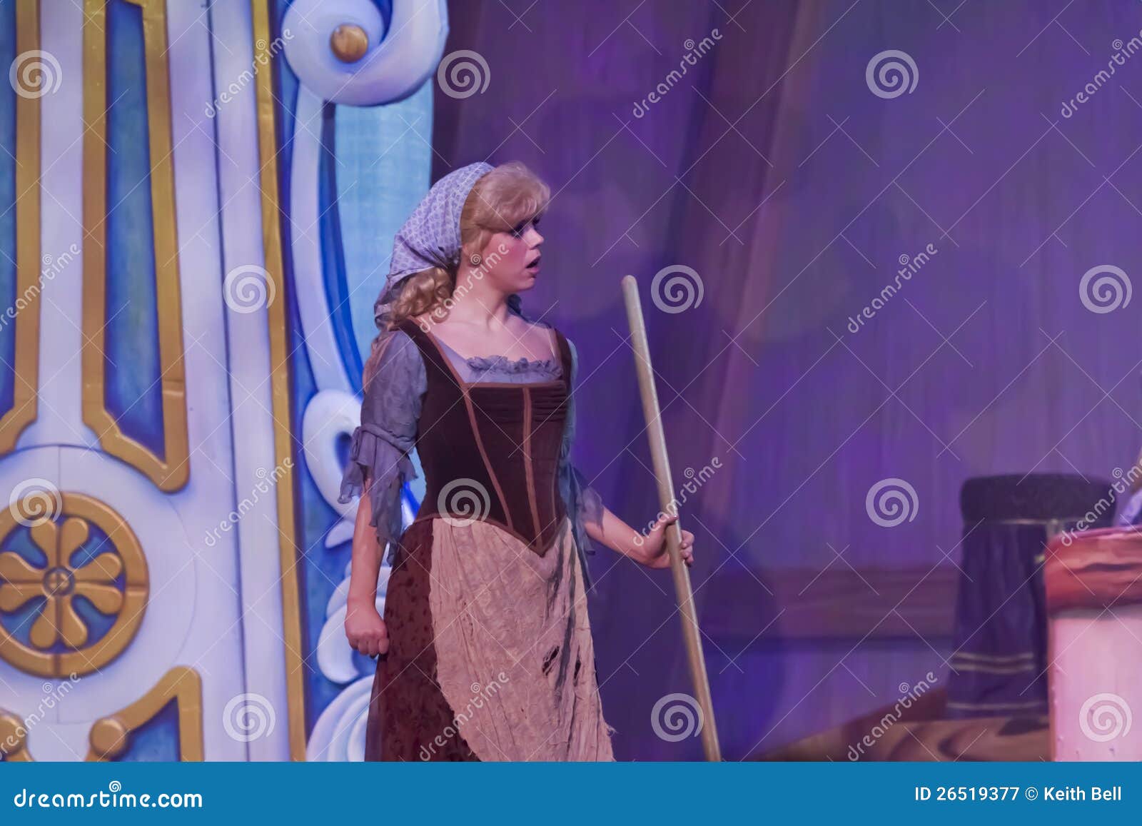 Cinderella Em Panos Da Limpeza Fotografia Editorial - Imagem de ...