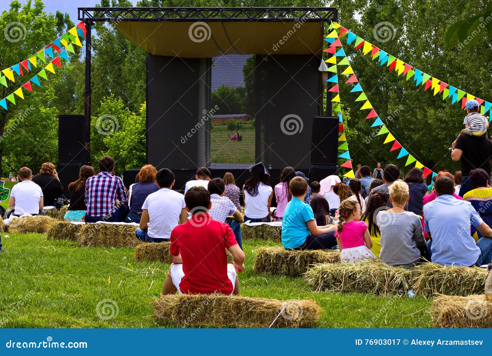 Cine Al Aire Libre En Parque Fotografía editorial - Imagen de noche ...