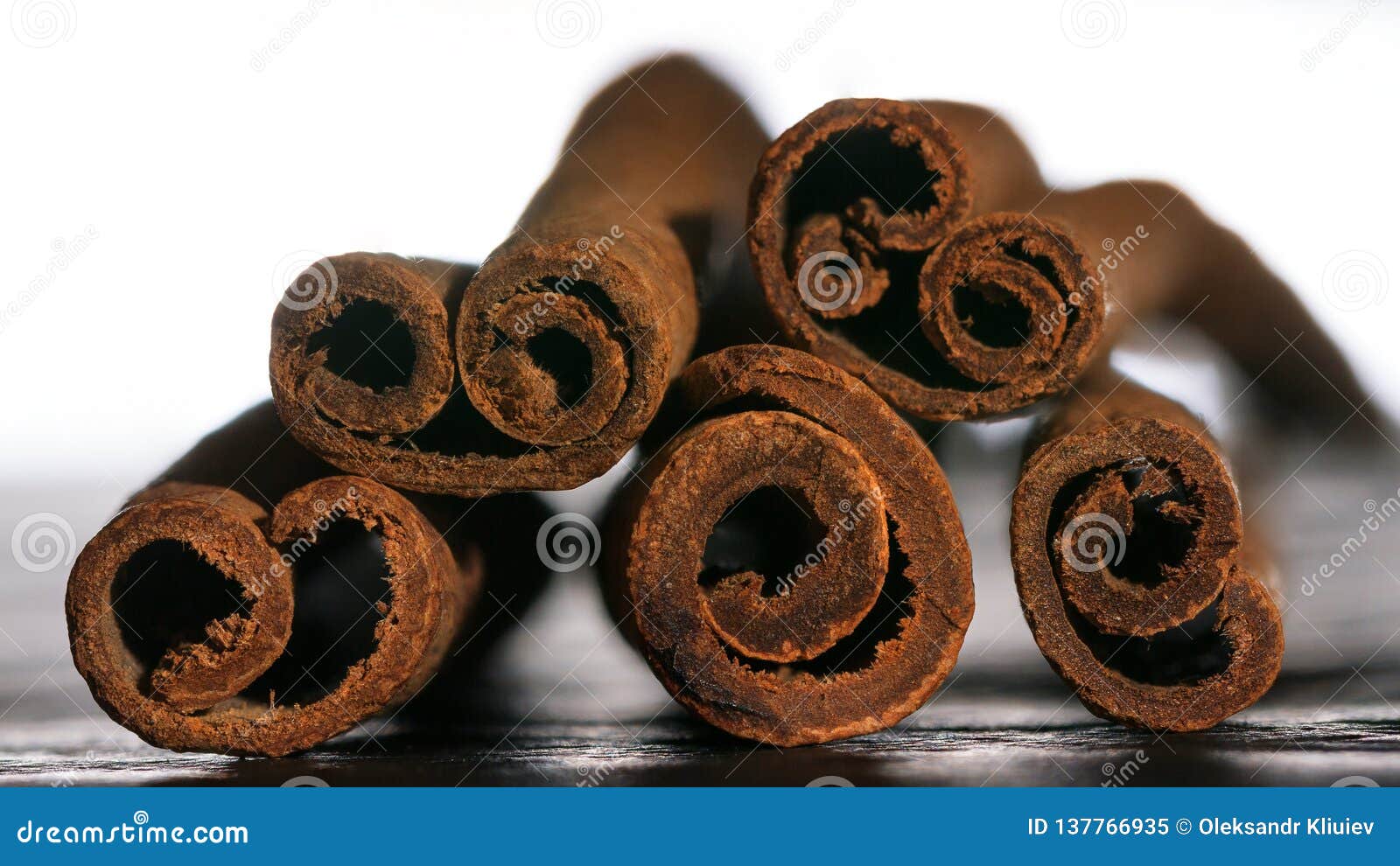 Cinnamon sticks close up stock image. Image of bundle - 137766935