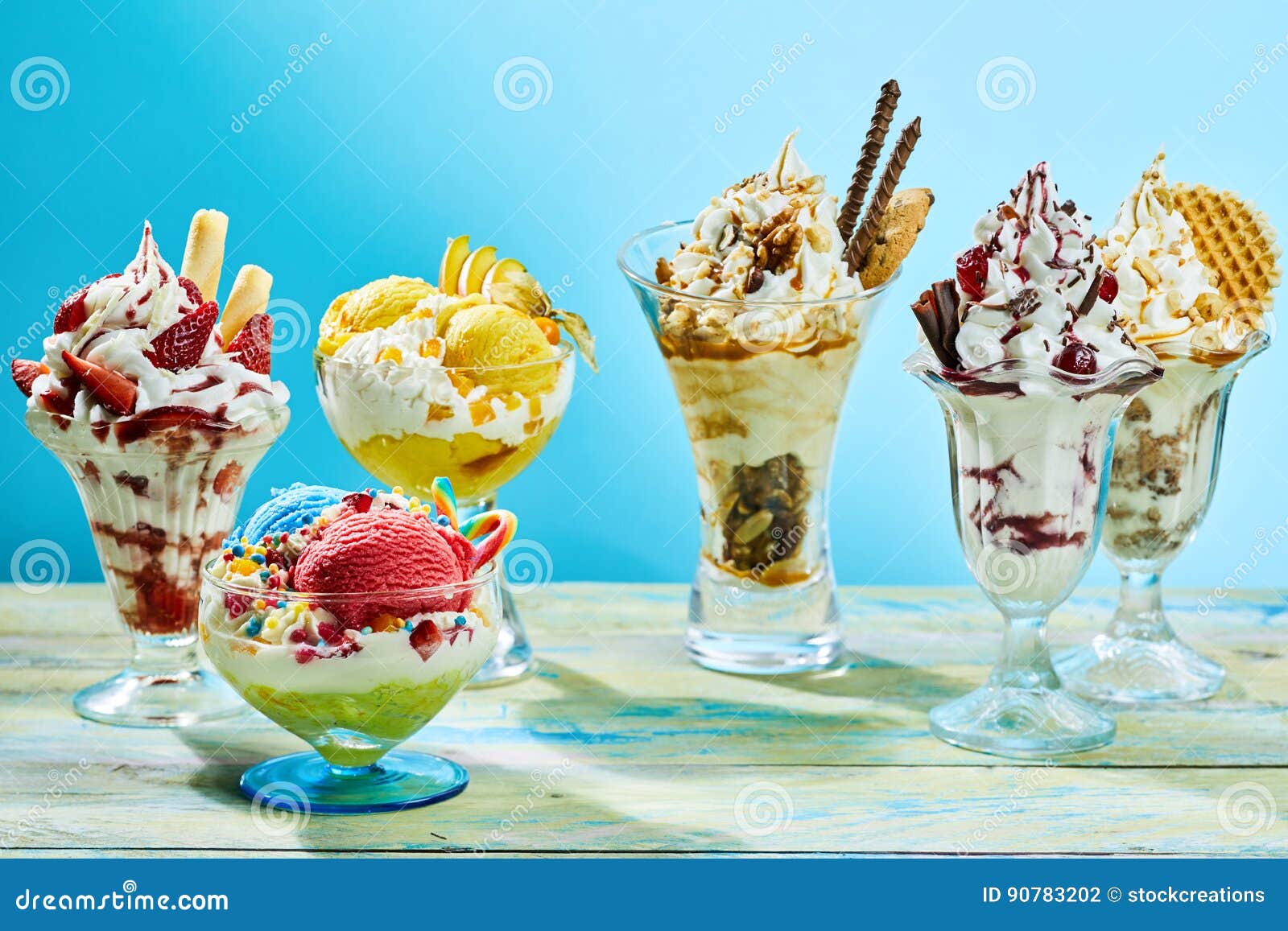 Cinque Coppe Gelato Differenti Di Sapore Fotografia Stock - Immagine di ...