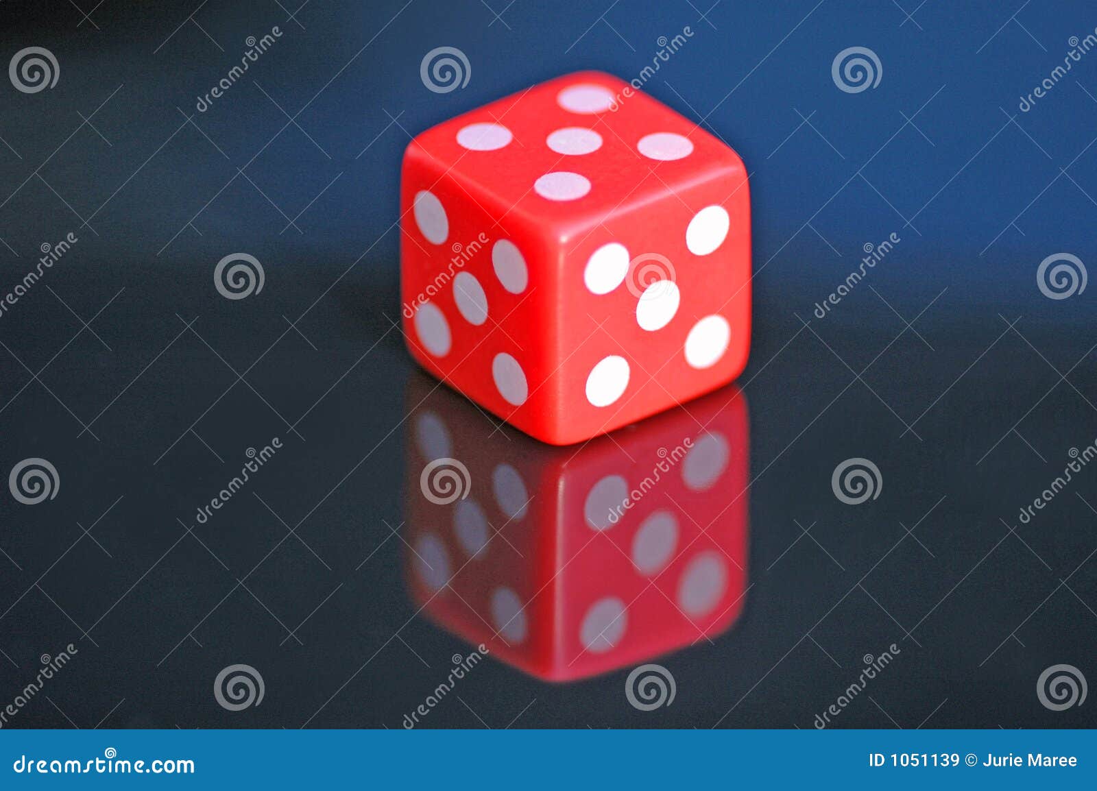 Cinque dadi. immagine stock. Immagine di bianco, strumento - 1051139