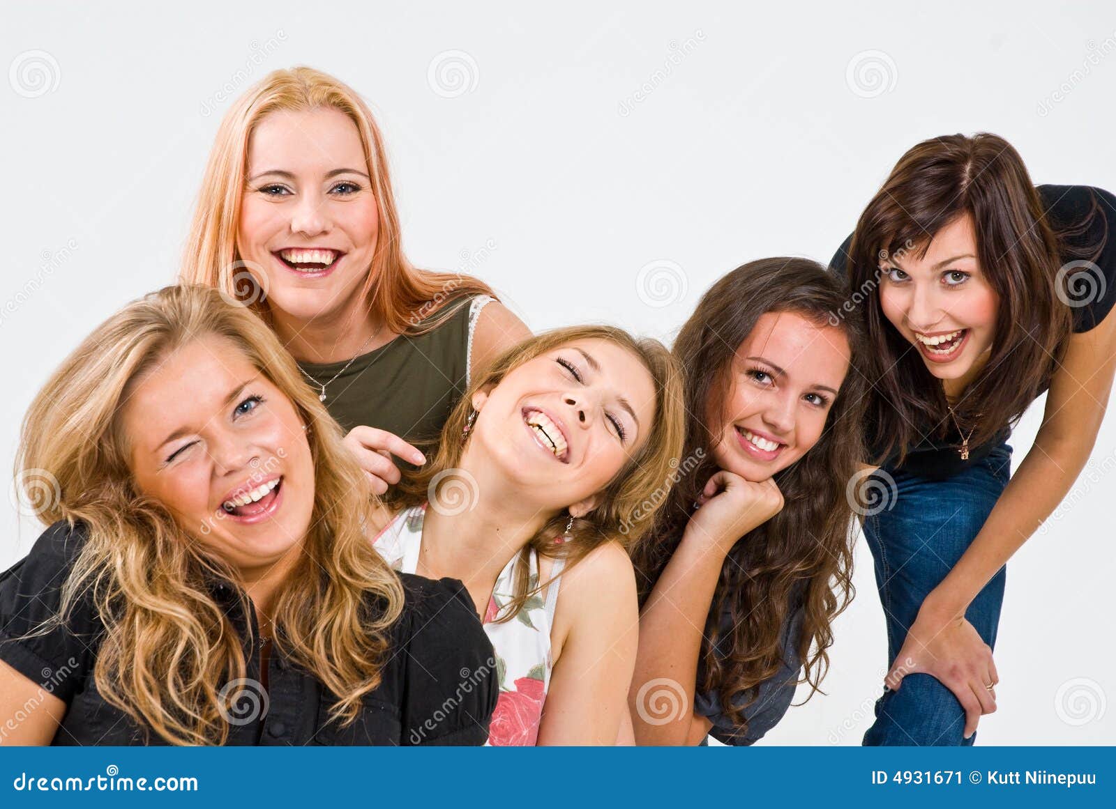 Cinque donne sorridenti immagine stock. Immagine di allegro - 4931671