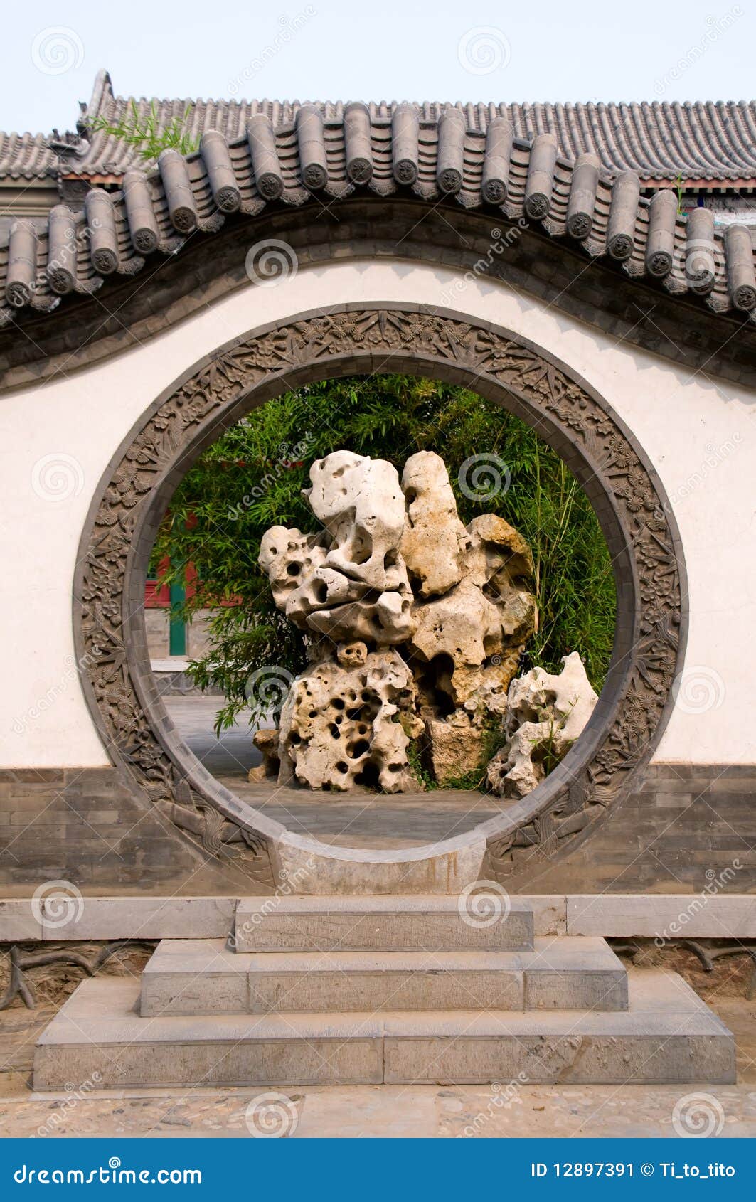 Circle Entrance of Chinese Garden Stock Image - Image of entrance ...