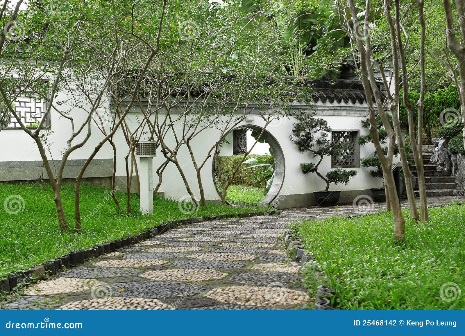 Circle Entrance of Chinese Garden Stock Photo - Image of door, hole ...