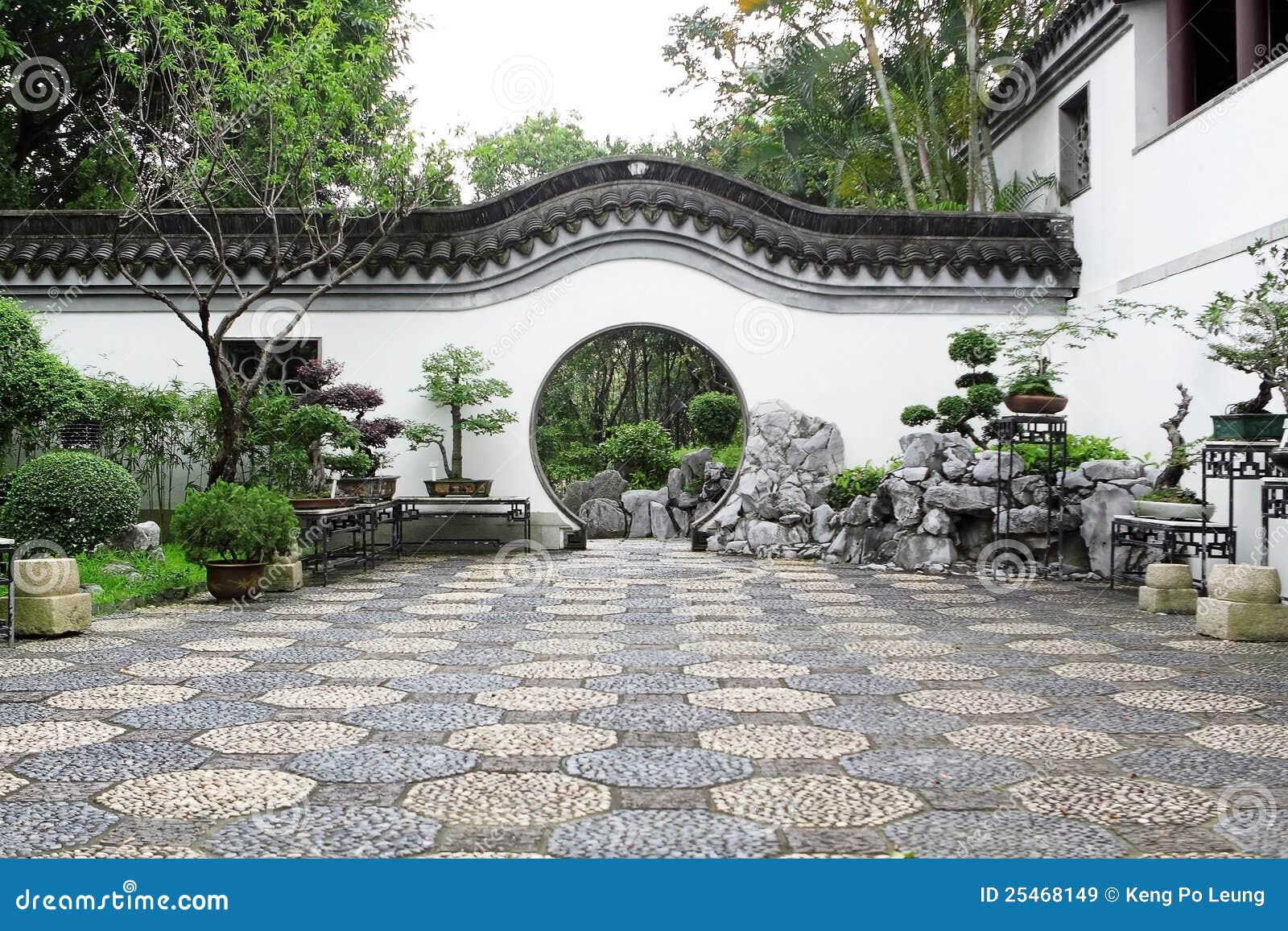 Circle Entrance of Chinese Garden Stock Image - Image of architecture ...