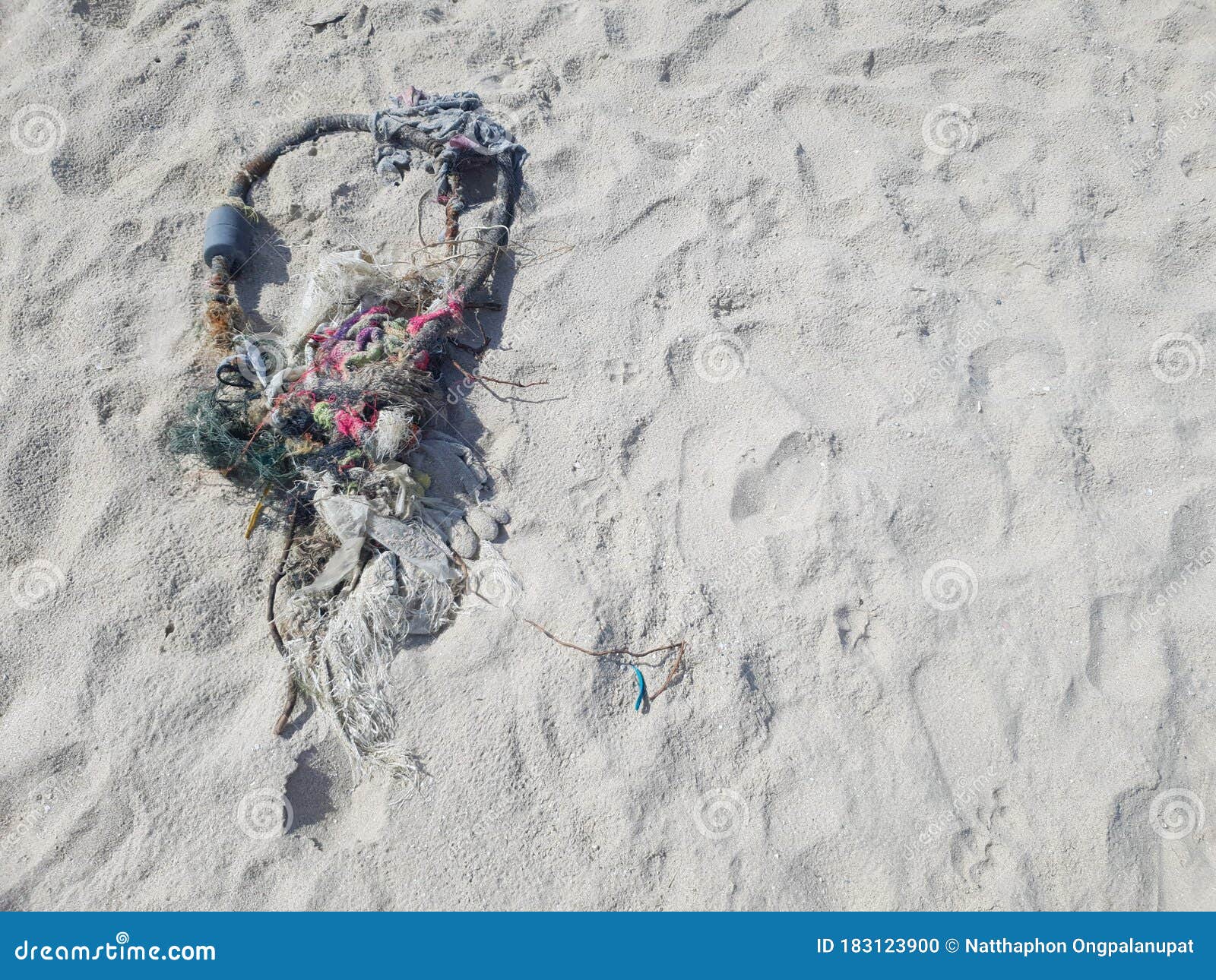 Garbage Circle. Different Types Of Garbage Around The Recycling Symbol ...