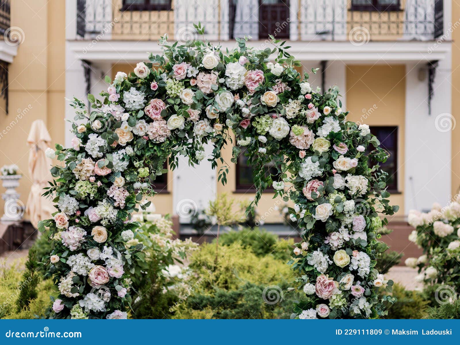 Circle wedding arch stock image. Image of floral, luxury - 229111809