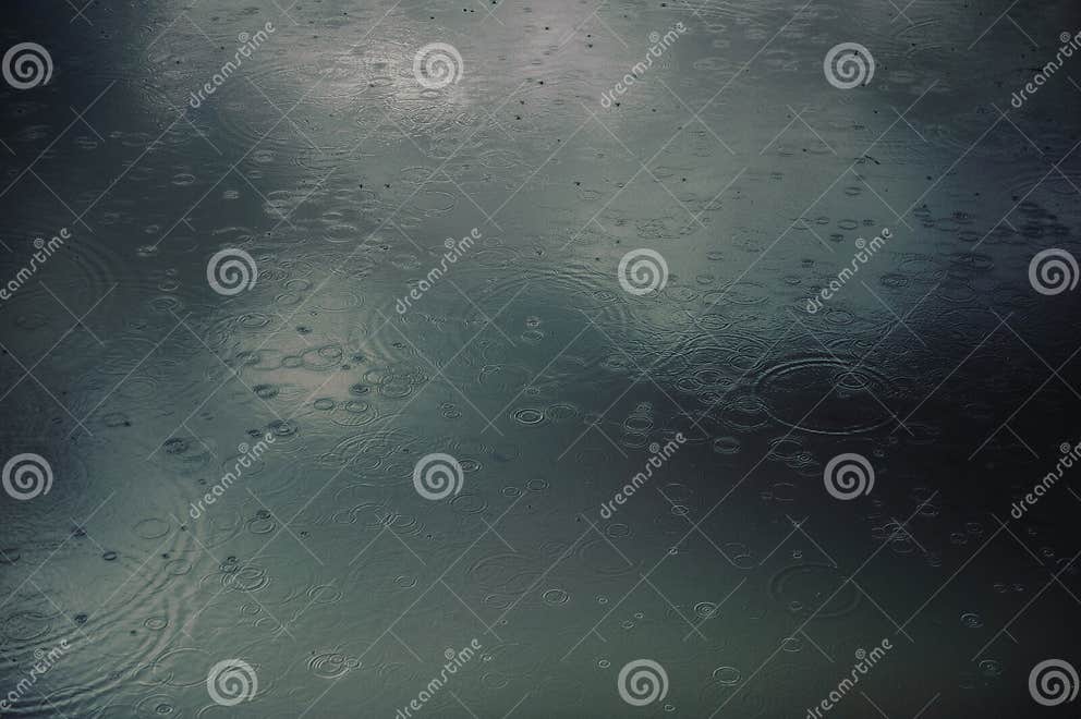Circles from Raindrops on the Water Stock Image - Image of rain, circle ...