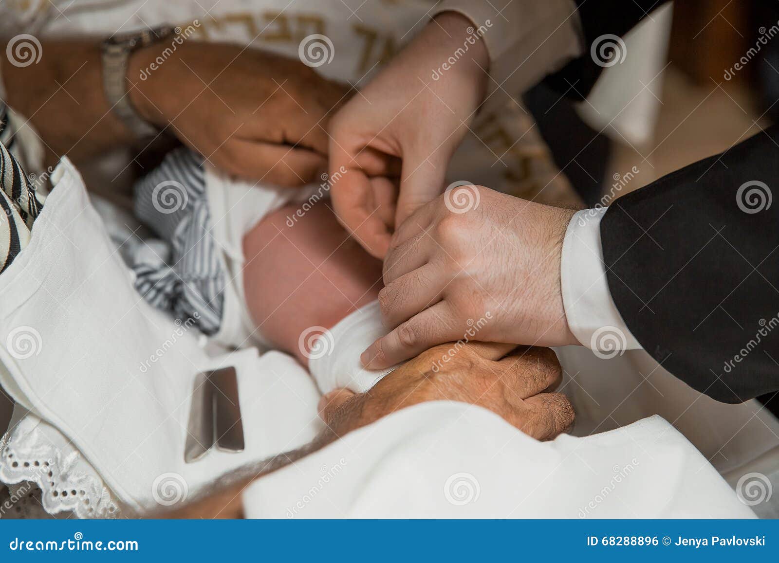 Circoncision photo éditorial. Image du chirurgical, cérémonieux - 68288896