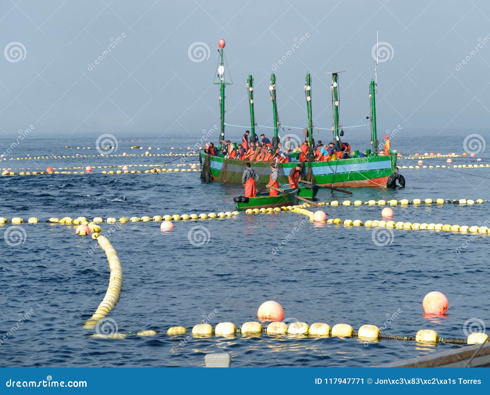 Circuito Das Boias Com Barco De Pesca E Barco Do Apoio Foto Editorial ...