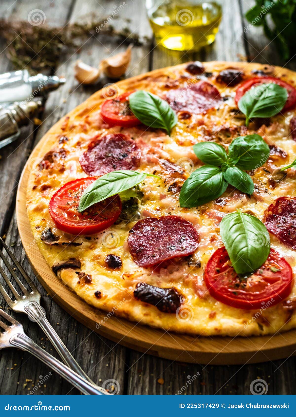 Circular Pizza De Pepperoni Com Mozzarella Salami E Tomates Sobre Mesa ...