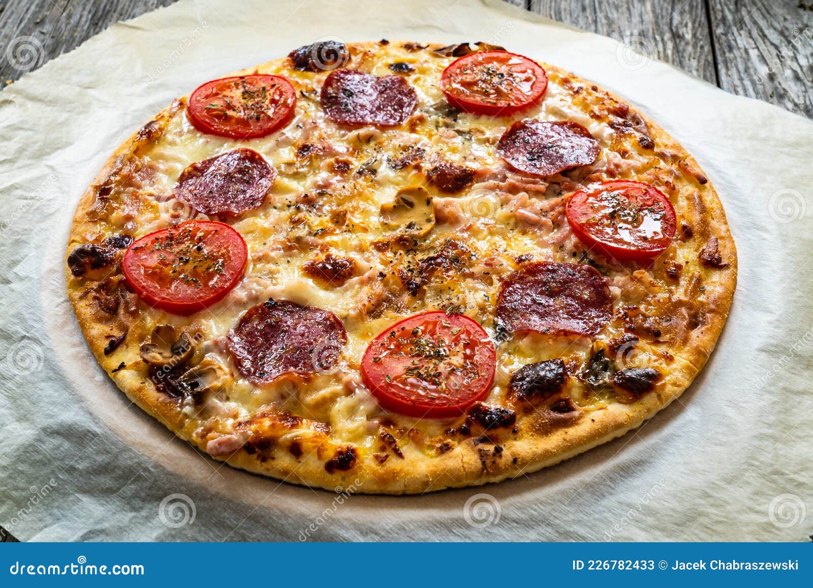 Circular Pizza De Pepperoni Com Mozzarella Salami E Tomates Sobre Mesa ...