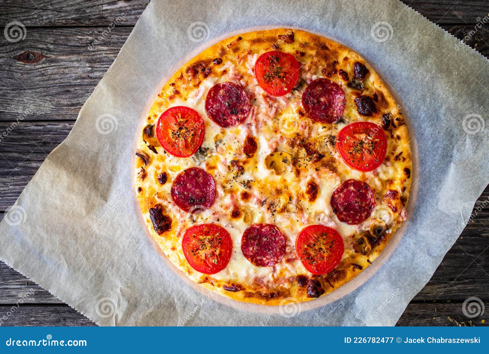 Circular Pizza De Pepperoni Com Mozzarella Salami E Tomates Sobre Mesa ...