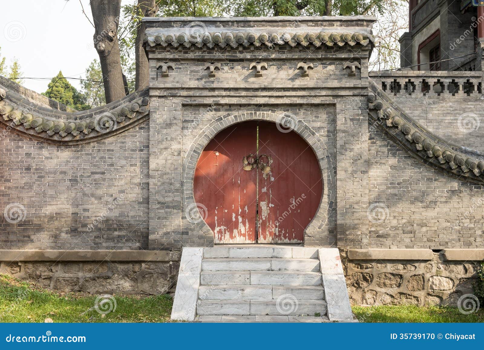 Circular Red Door in a Courtyard Stock Photo - Image of circular ...