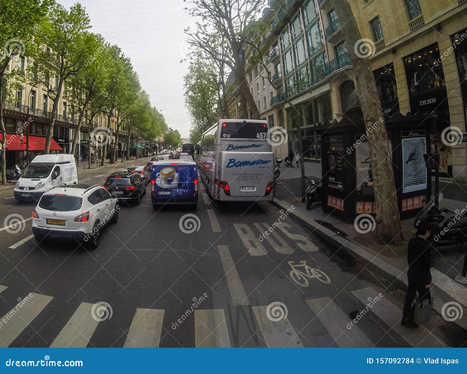 Circulation Dans Les Rues De Paris Image stock éditorial - Image du ...