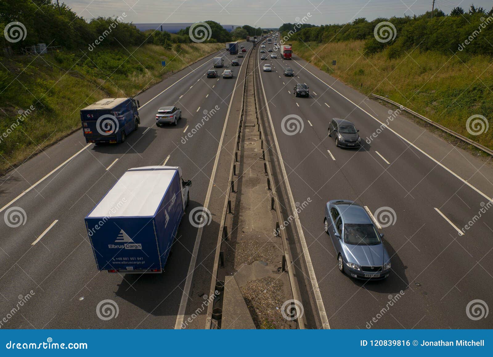 Circulation Dense Sur L'autoroute M1 Photo éditorial - Image du route ...