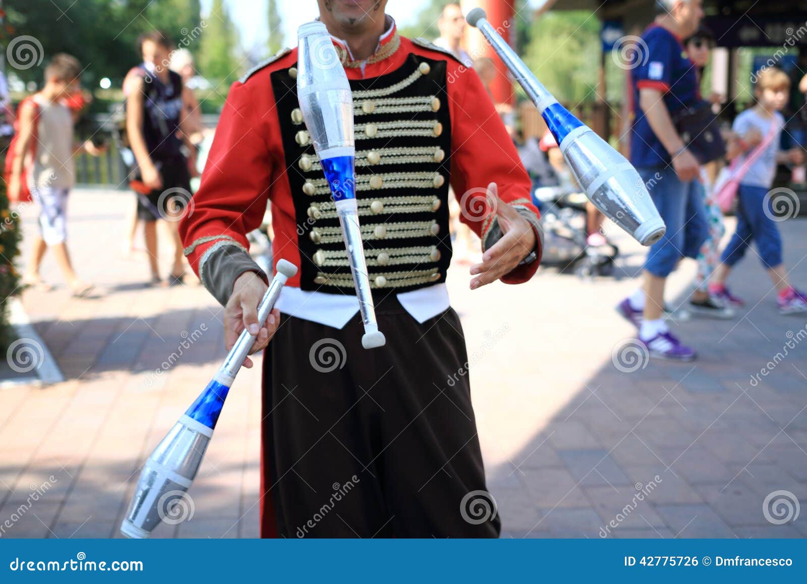 Circus jugglers editorial photo. Image of carneval, orbit - 42775726