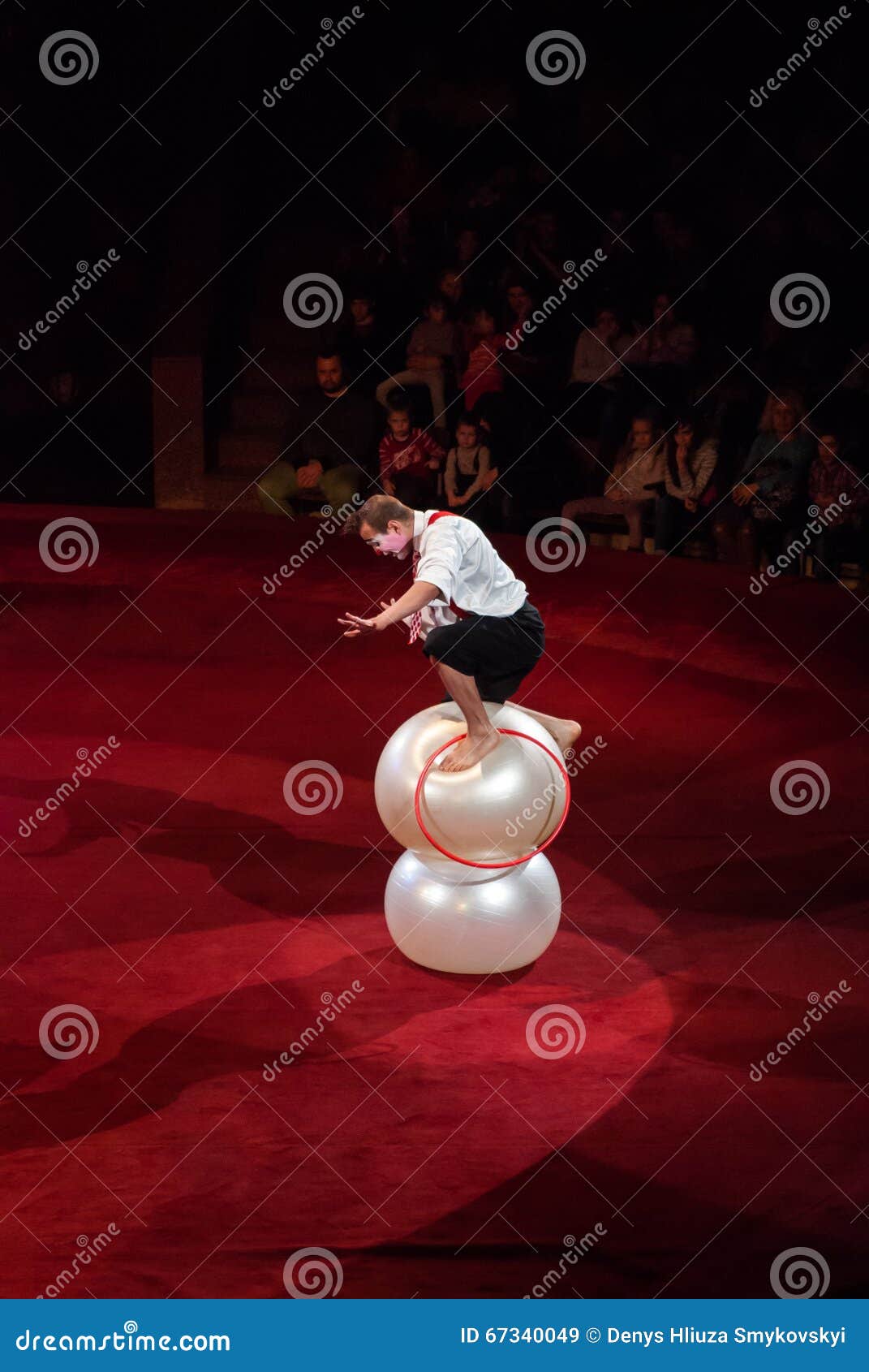 Circus performers editorial stock image. Image of dome - 67340049
