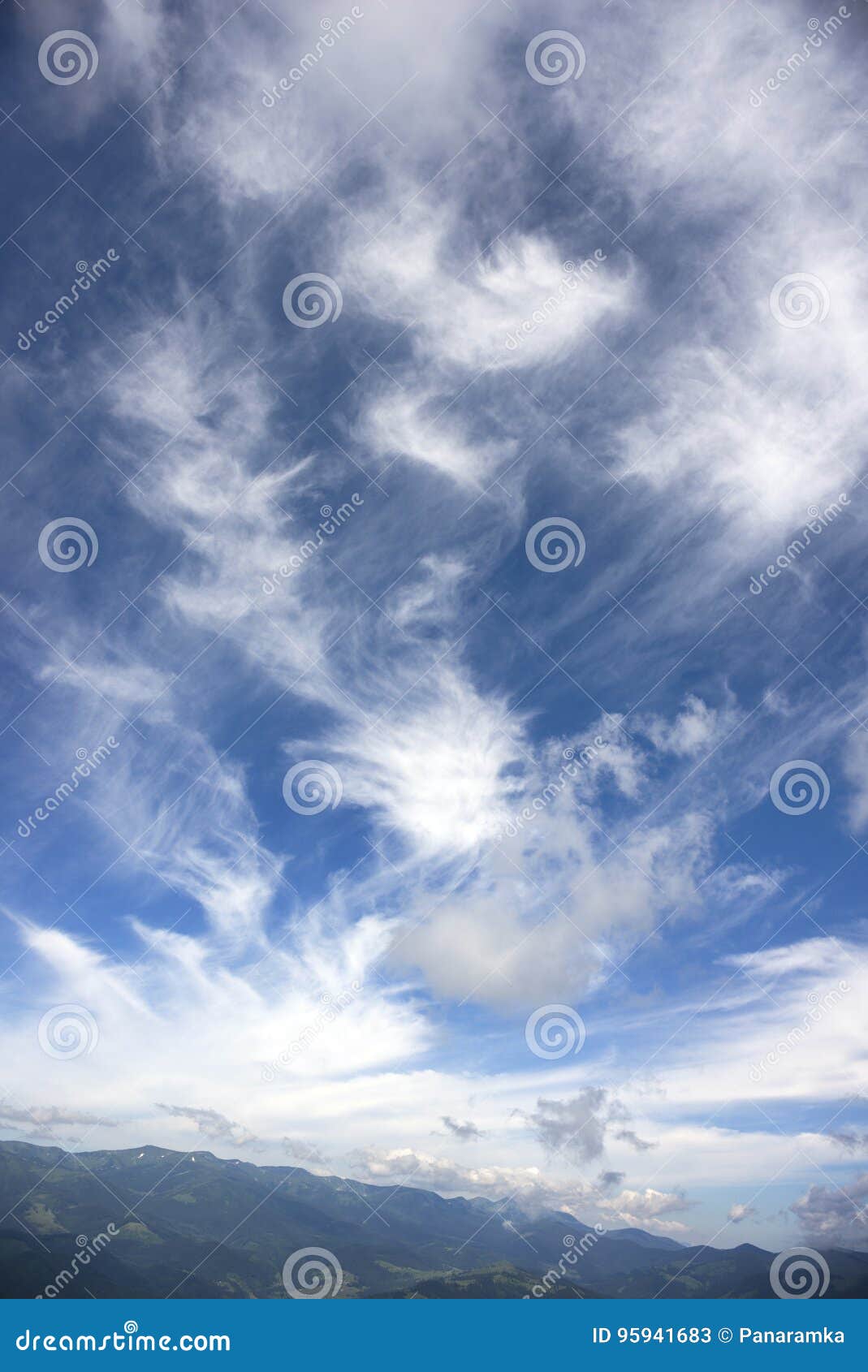 Cirri in Europa immagine stock. Immagine di colore, lanuginoso - 95941683