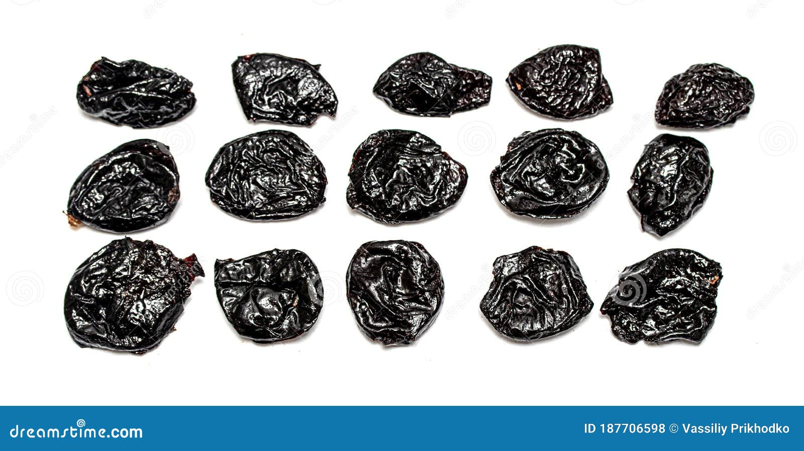 Ciruelas secas aisladas foto de archivo. Imagen de bocado - 187706598