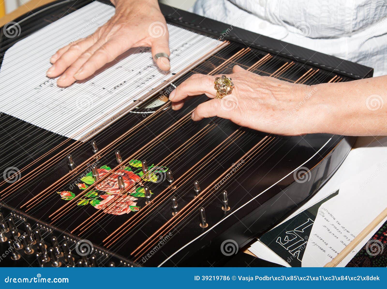 Citer stock foto. Image of handen, zijde, prestaties - 39219786