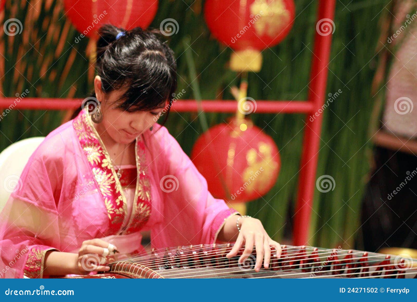 Cithare chinoise photographie éditorial. Image du couleur - 24271502