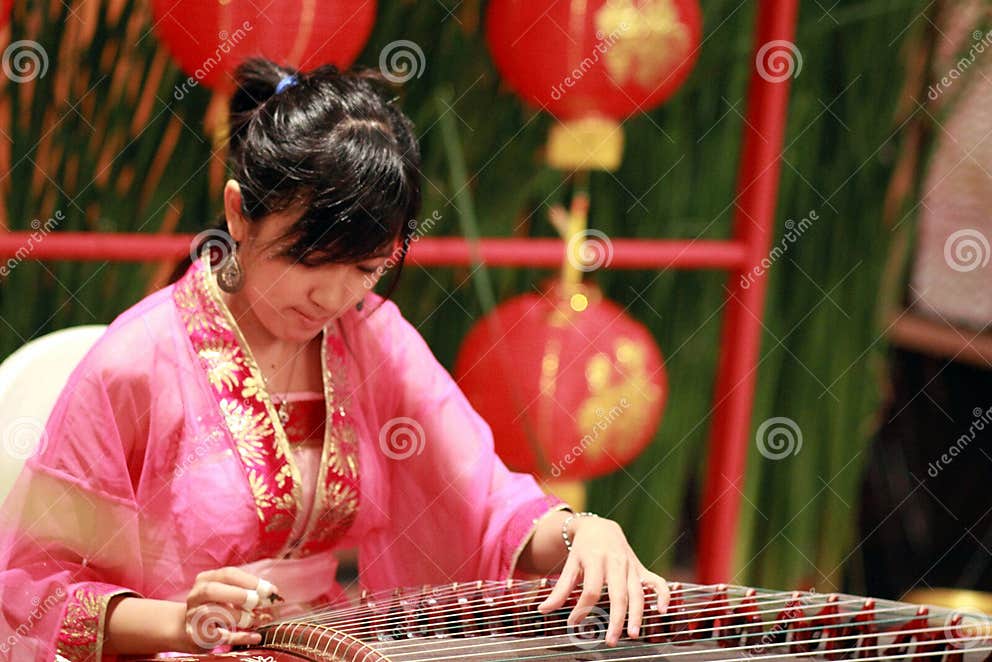 Cithare chinoise photographie éditorial. Image du couleur - 24271502