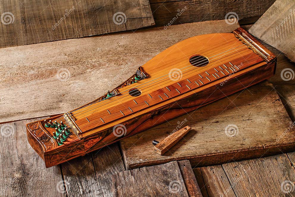 Cithare - Instruments Folkloriques Antiques Photo stock - Image du ...