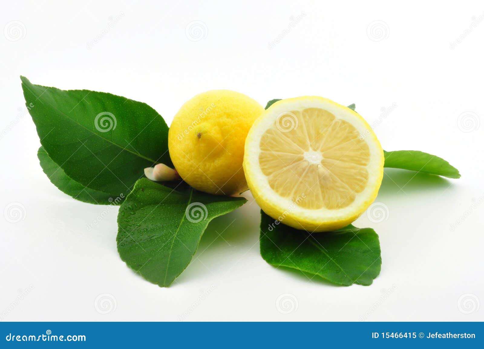 Citroen En Citroen Half Met Bladeren Stock Afbeelding - Image of vrucht ...