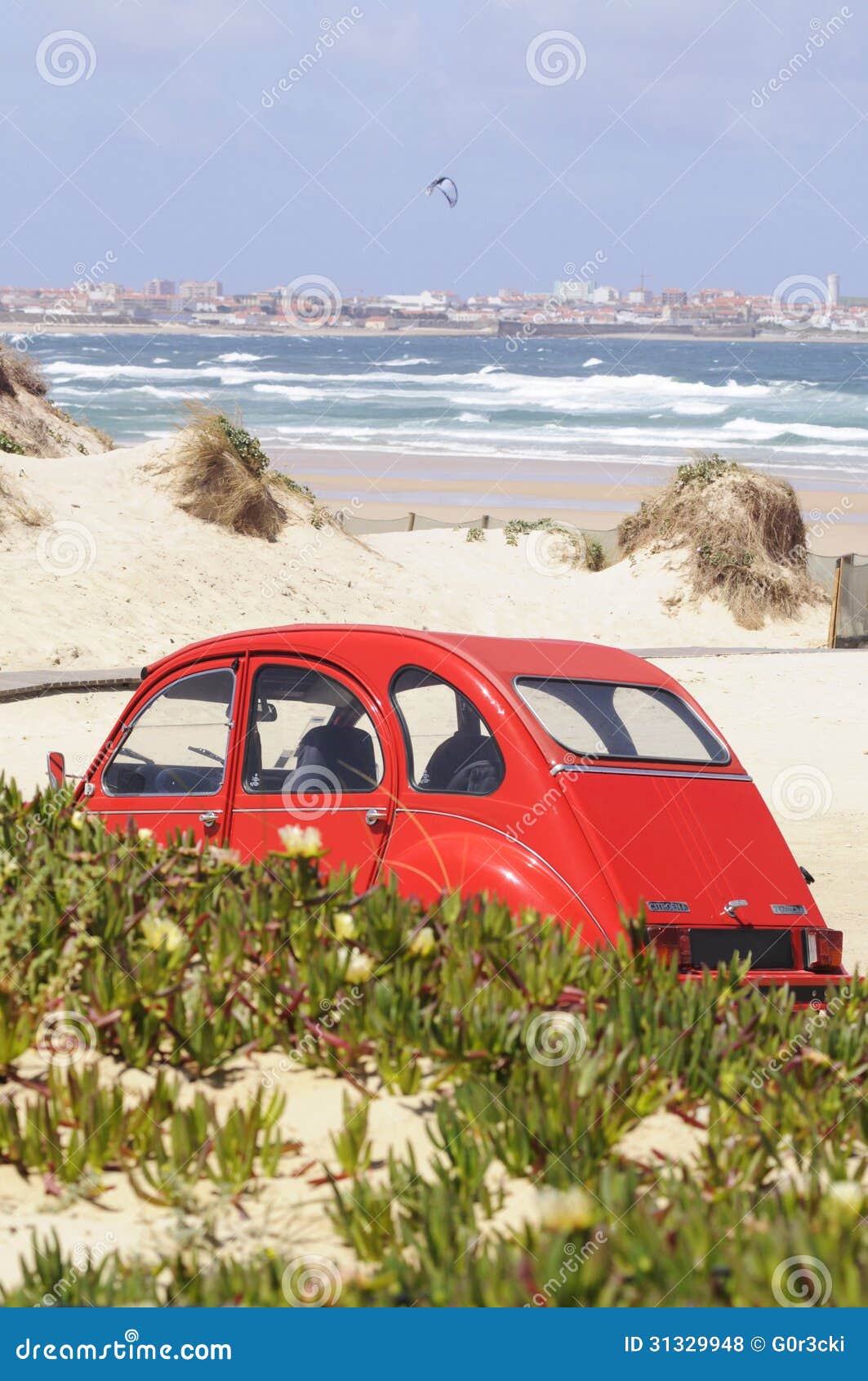 Citroen Rouge 2CV Sur Une Plage Photo stock éditorial - Image du ...