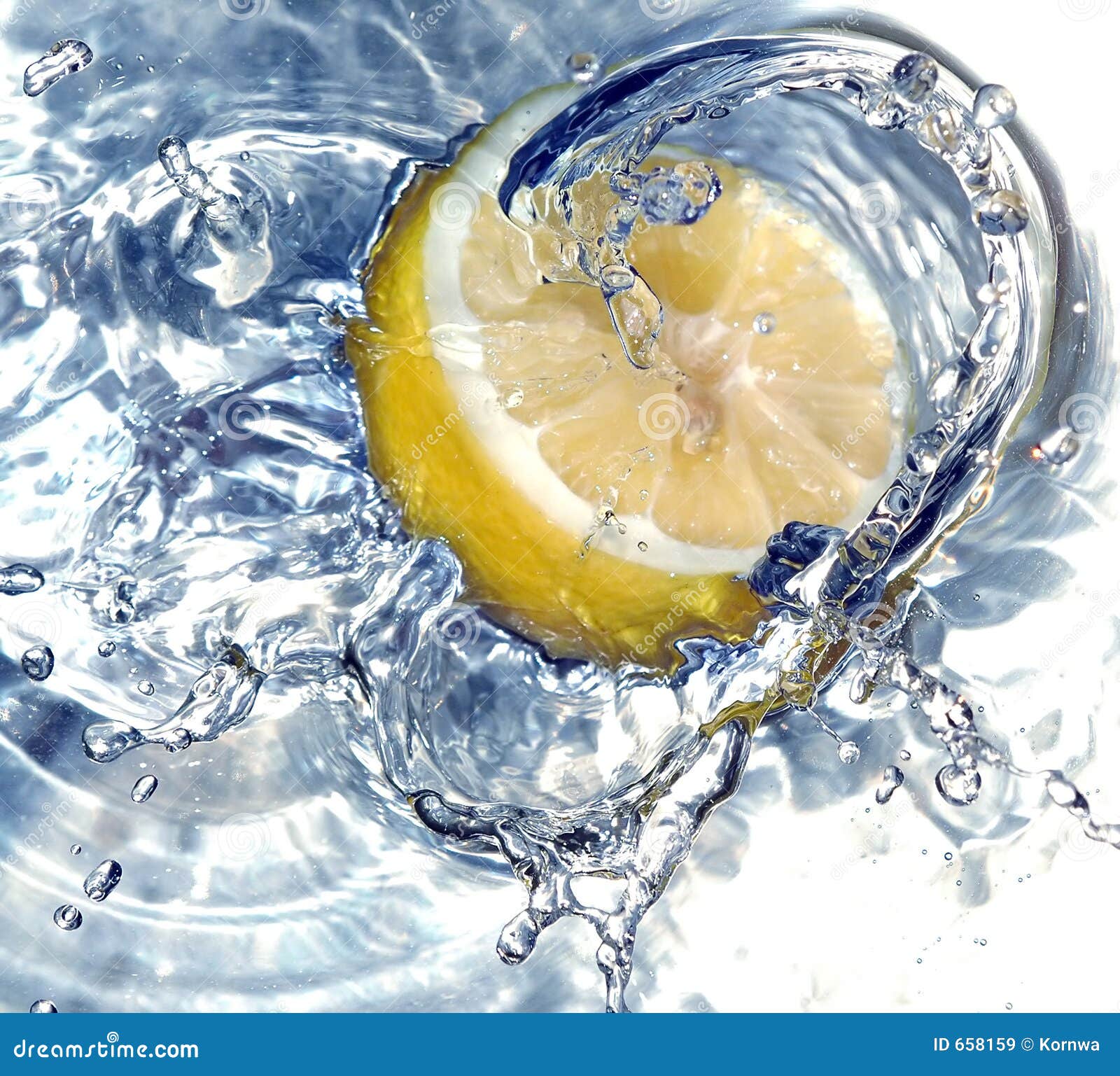 Citron frais dans l'eau image stock. Image du orange, cédrat - 658159