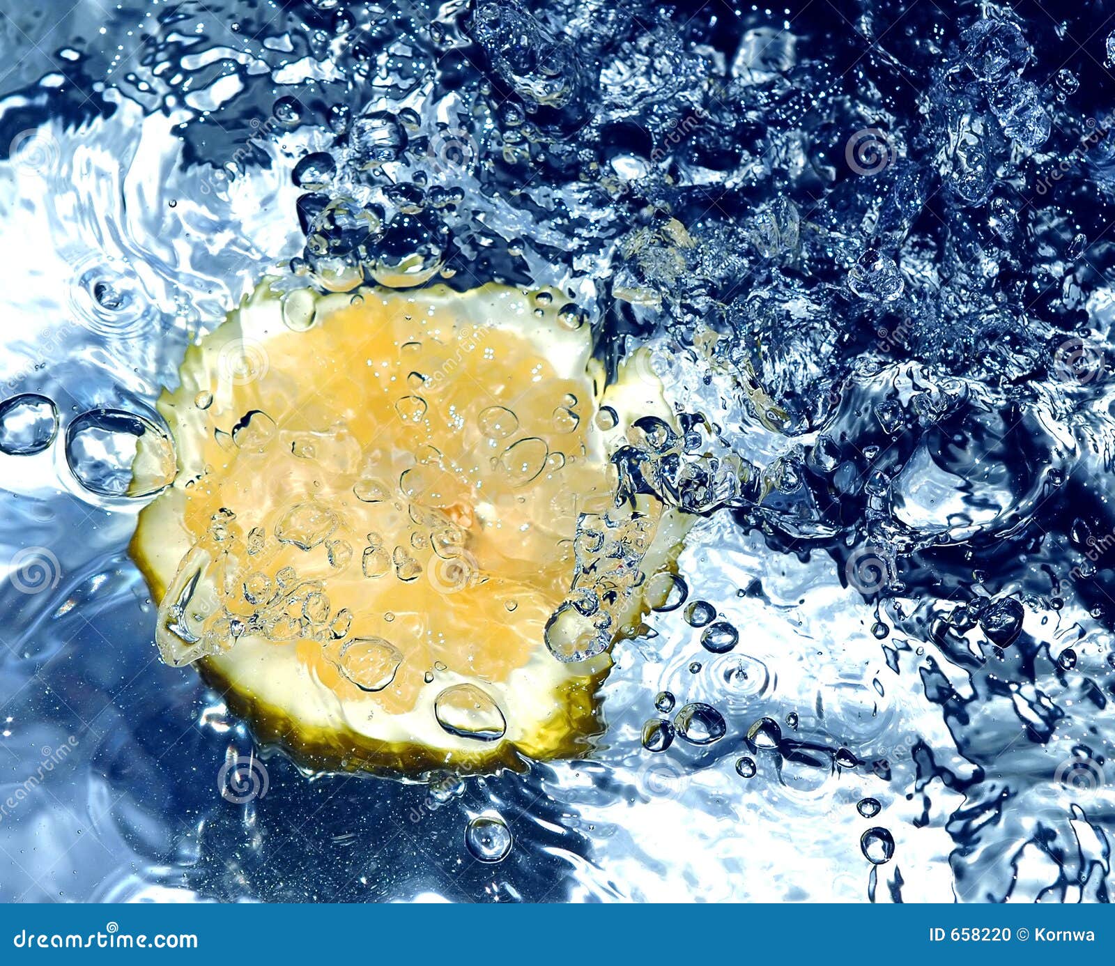 Citron frais dans l'eau photo stock. Image du boire, service - 658220