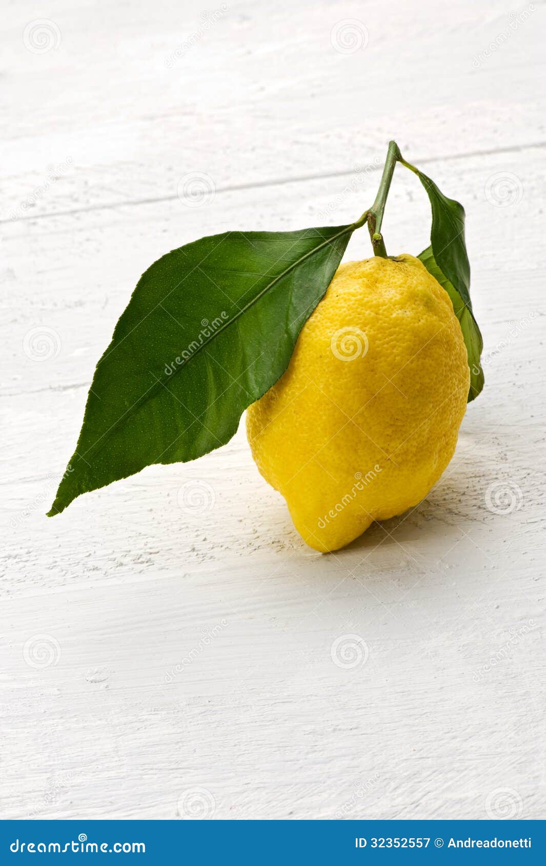 Citron Jaune Simple Avec Une Feuille Image stock - Image of frais ...