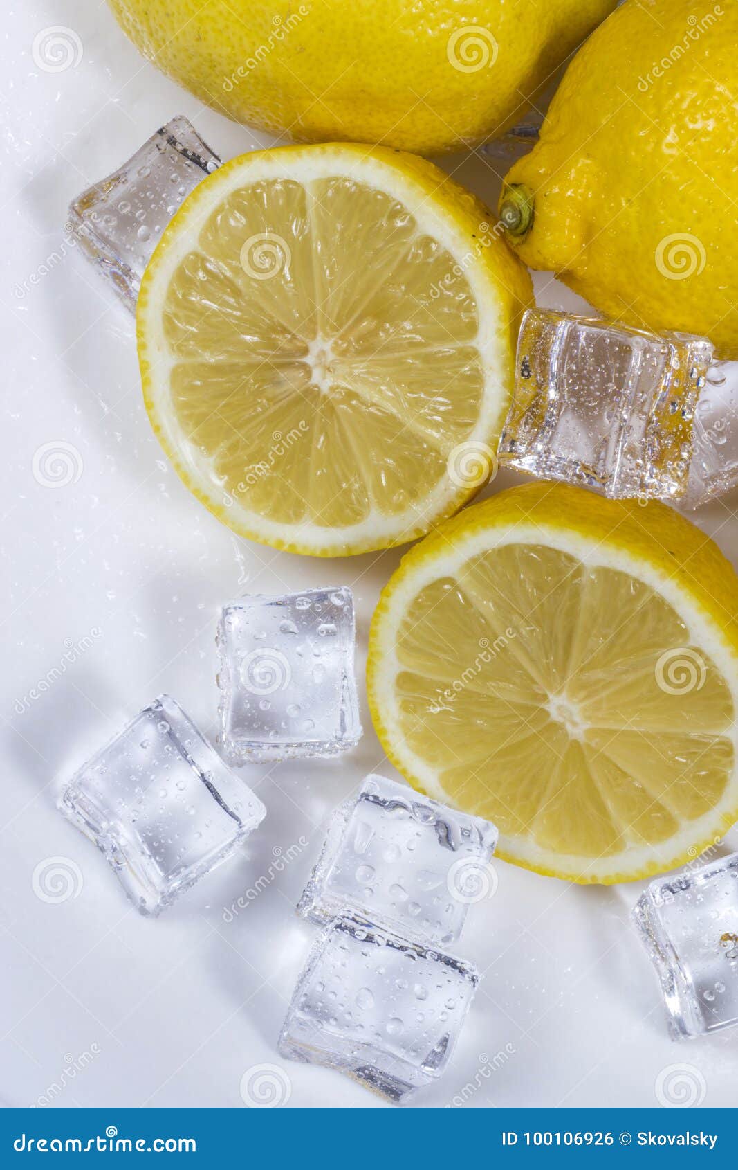 Citron med is arkivfoto. Bild av makro, banta, platta - 100106926