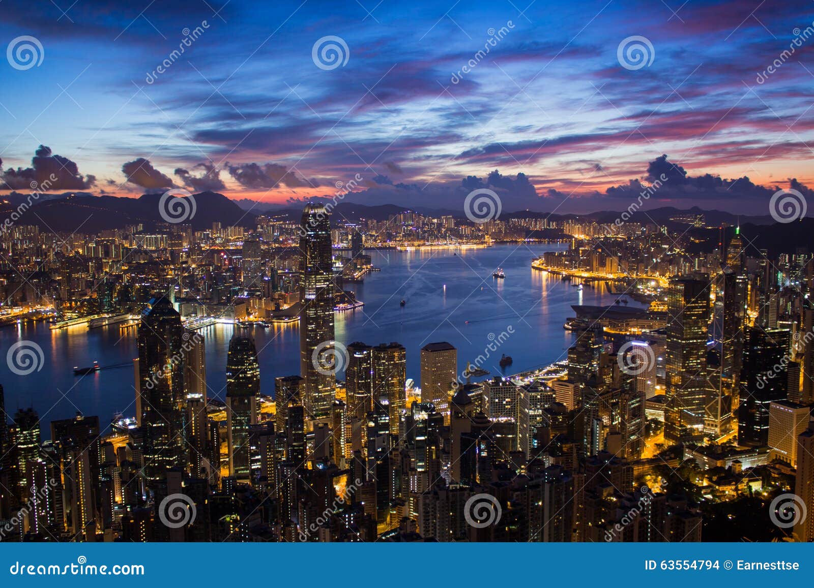 Città all'alba fotografia stock. Immagine di centro, scena - 63554794