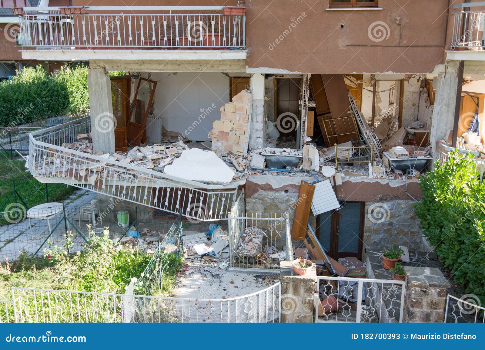 City Destroyed by an Earthquake Stock Image - Image of disaster, escape ...