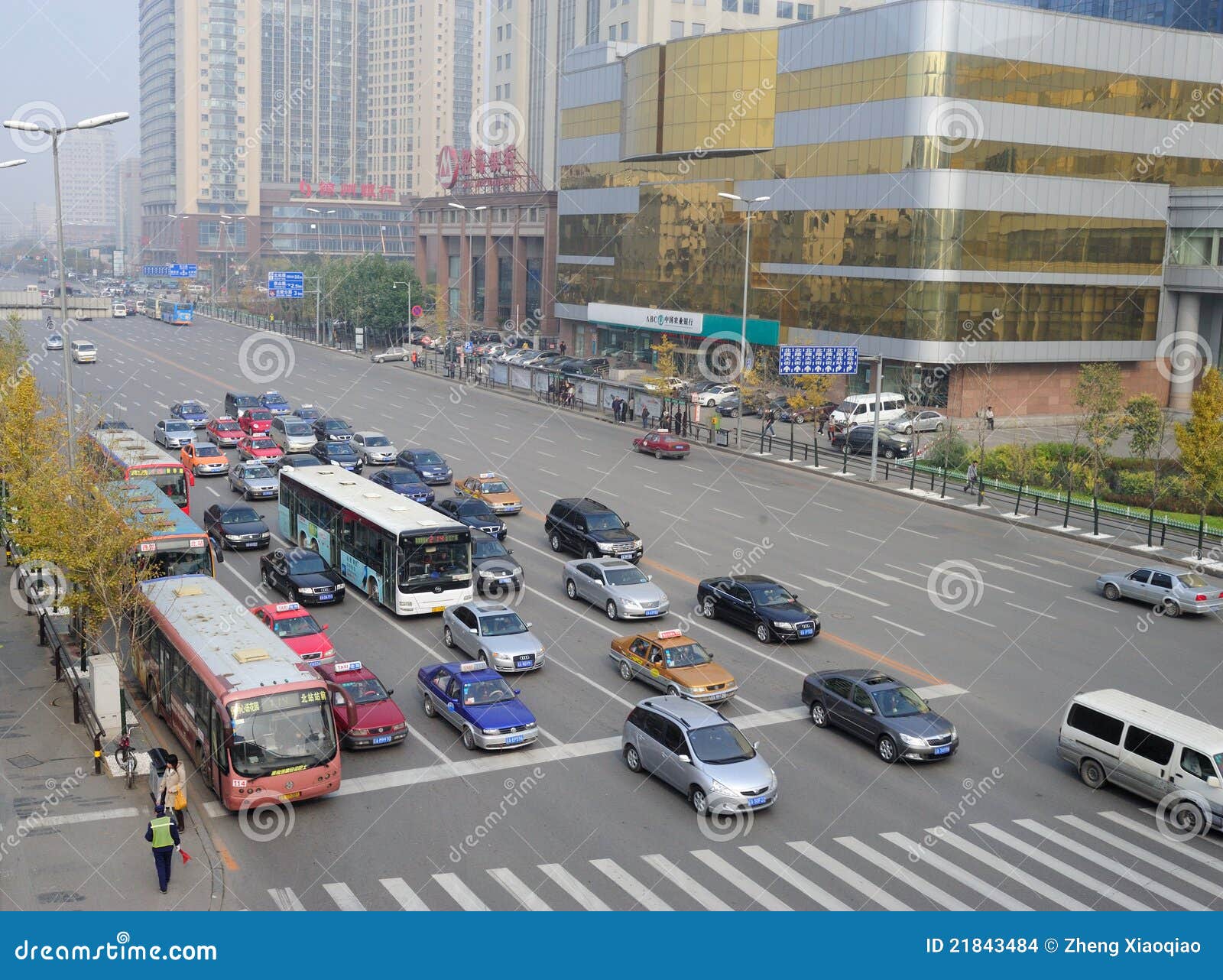 City traffic editorial stock image. Image of sidewalk - 21843484
