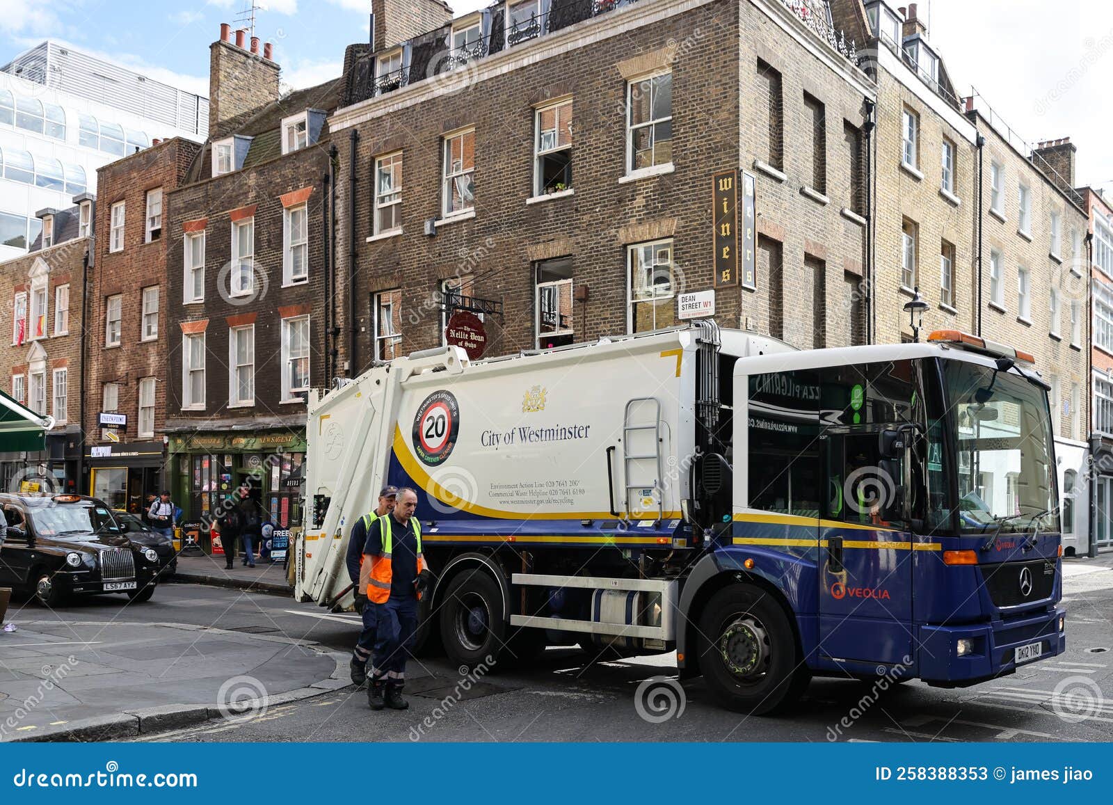 27 6 2022 City of Westminster Veolia Refuse Lorry in Central London ...