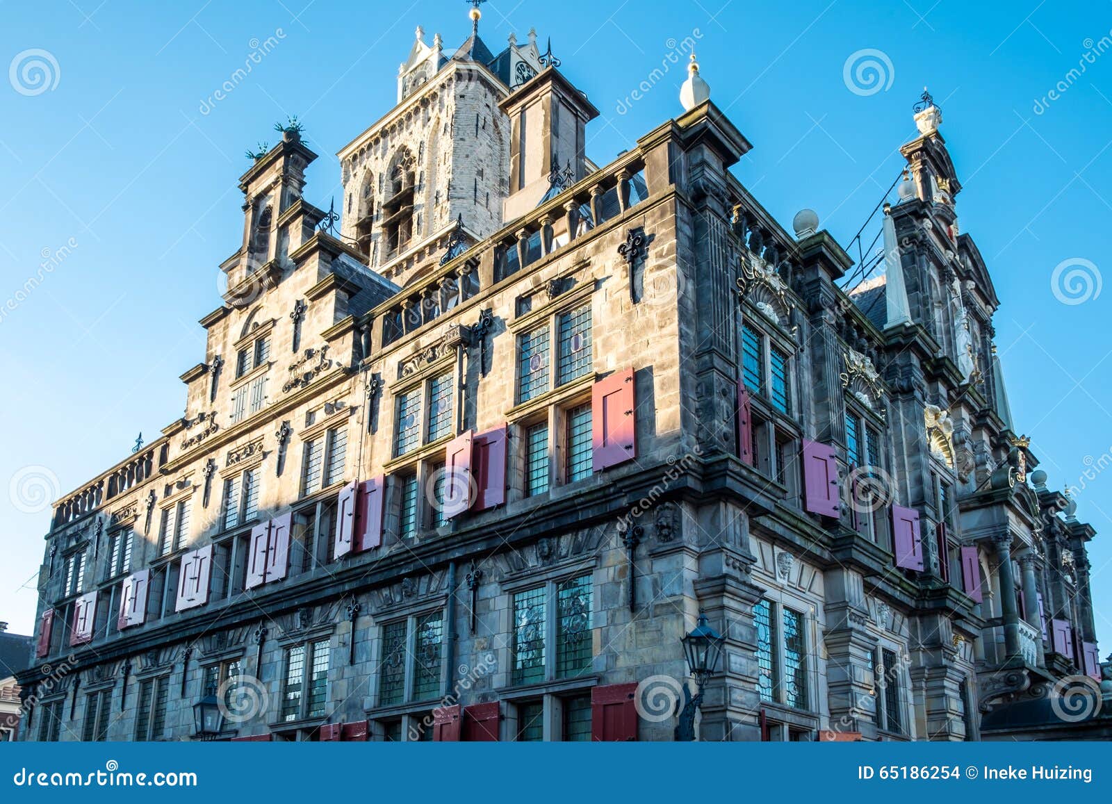 Cityhall in de stad Delft stock foto. Image of zijnd - 65186254